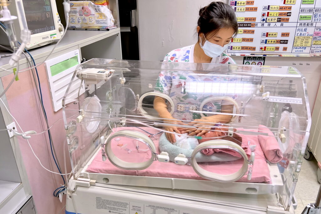 RESEARCH HIGHLIGHTS-Maternal voice can both make babies laugh and ...